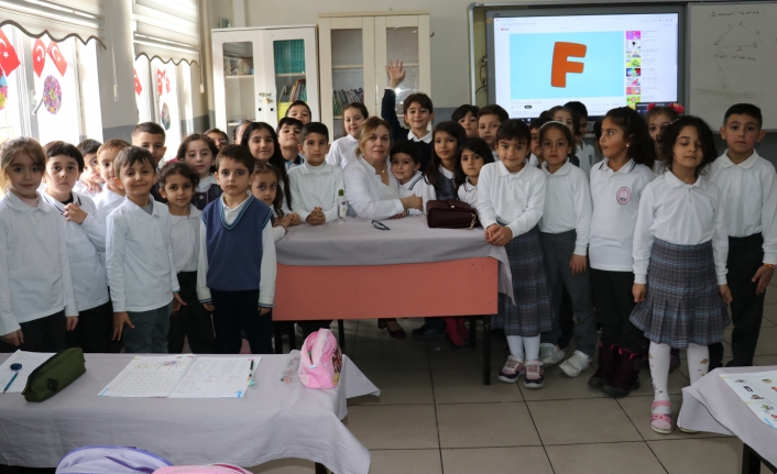 Van’ın 26 yıllık fedakar öğretmeni! 26 yıldır aynı okulda ilk günkü aşk ... Van’ın 26 yıllık fedakar öğretmeni! 26 yıldır aynı okulda ilk günkü aşk ...